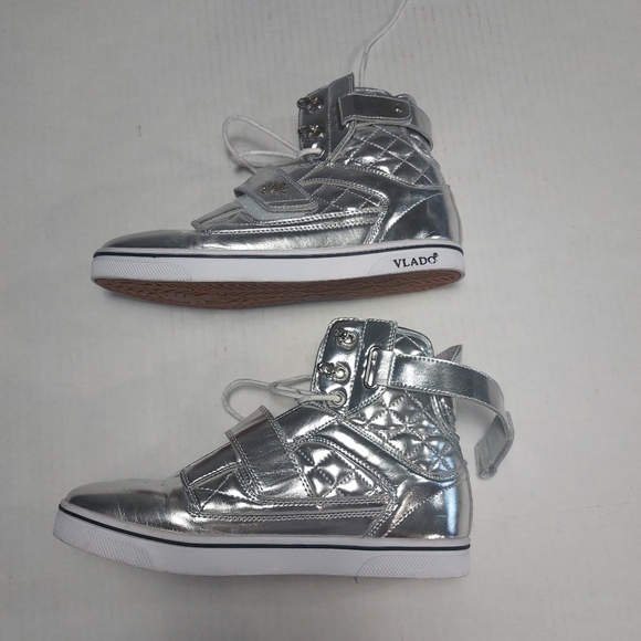 Vlado | Shoes | Vlado Womens Atlas Silver Metallic Sneakers Size 9 ...